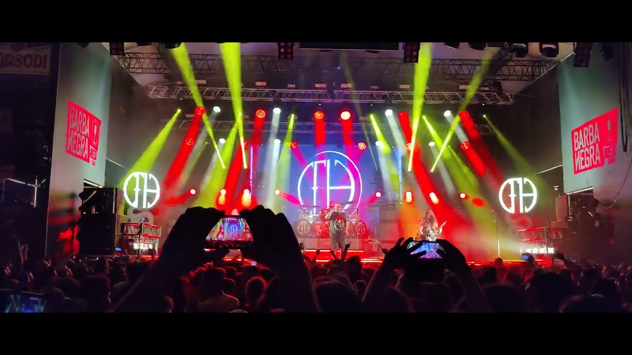 Pantera / Cowboys From Hell / Live in Budapest - YouTube