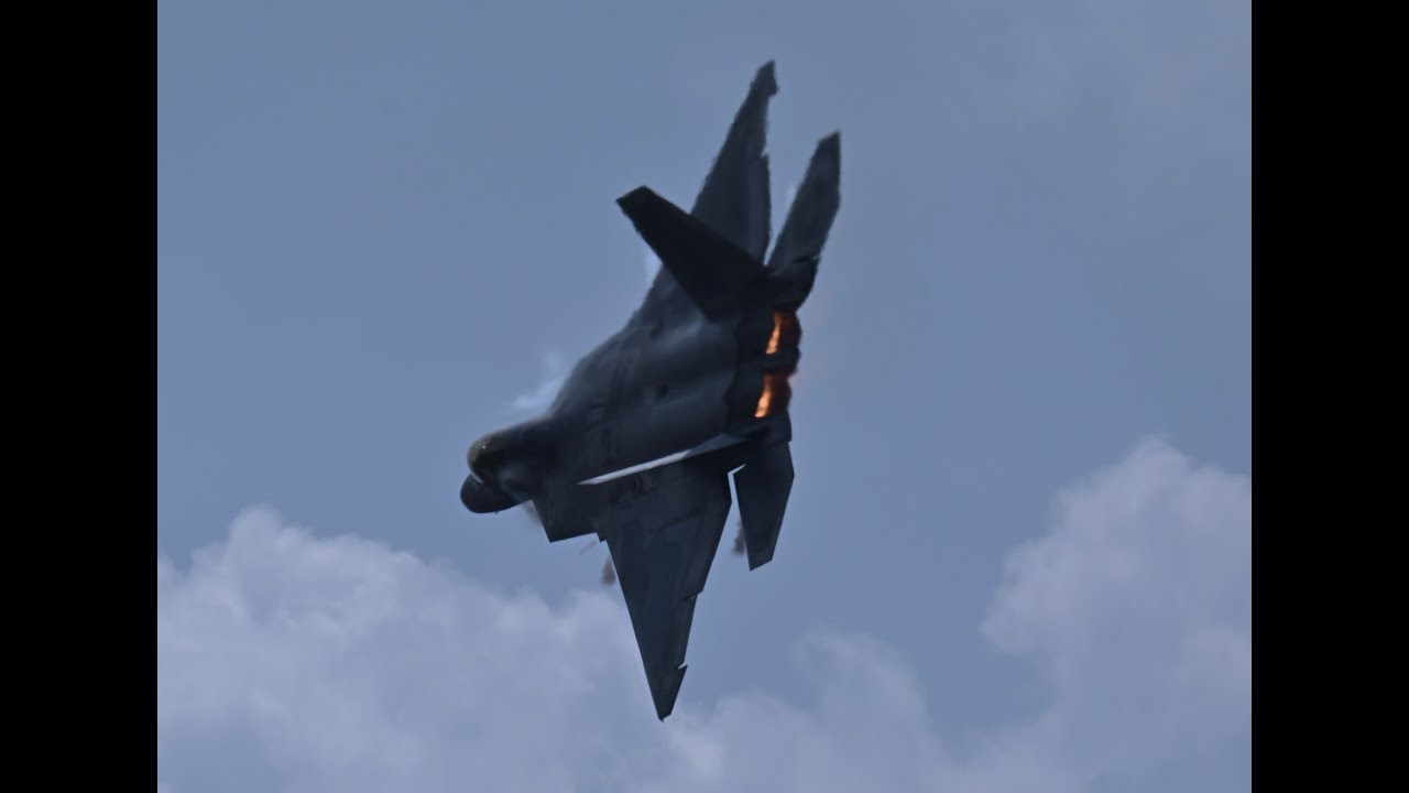 F-22 Raptor Showcases Maneuvers at Stuart Air Show Practice Day - YouTube