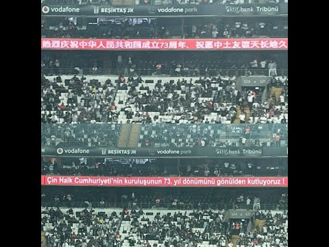 Beşiktaş - Fenerbahçe maçında reklam panolarına yansıtılan Çince yazıya tepki yağıyor