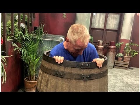 SE REVELÓ que hay en el barril de El Chavo - YouTube