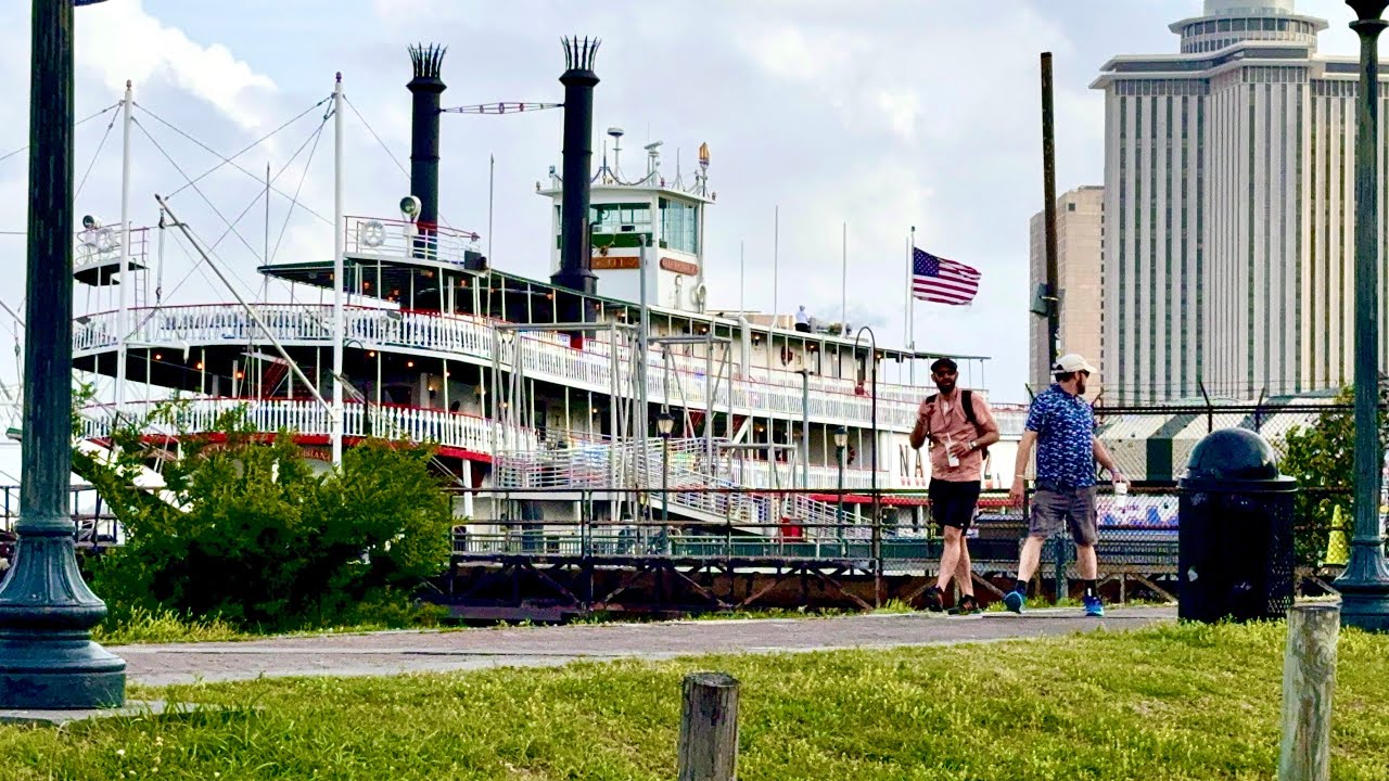 Steamboat Natchez plays music on steam powered ‘Calliope’ organ in New ...