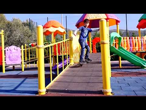 Ceylin ve Eren parkta oyun alanında eğleniyorlar