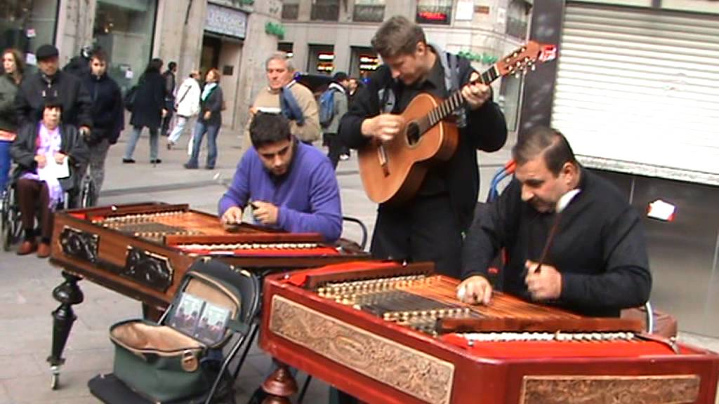 Címbalo Húngaro en la Puerta del Sol Madrid - Hungarian Cimbalon - YouTube