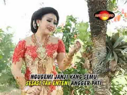 Wiwid Widayati - Layung | Dangdut (Official Music Video)
