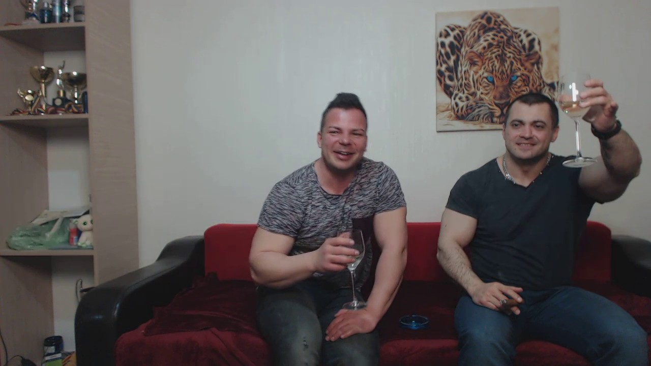 Carin the Bodybuilder & Gabriel MuscleDominus -smoking and relaxing ...