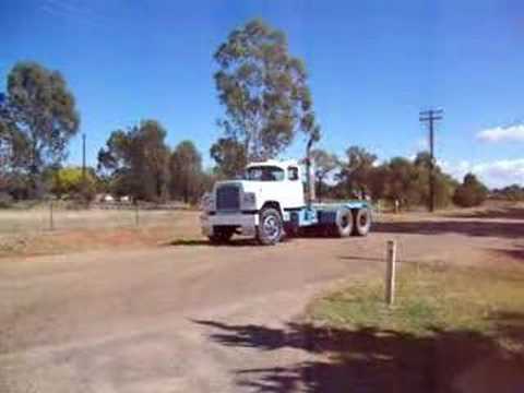 Mack R700 V8 - YouTube