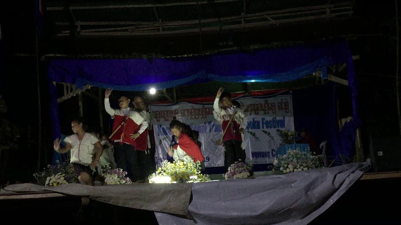 Deeku festival ( lovely Kayan dancing) - YouTube