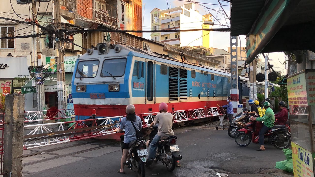 D19E-911 kéo tàu SE30 (17:54 29.6.2024) - YouTube