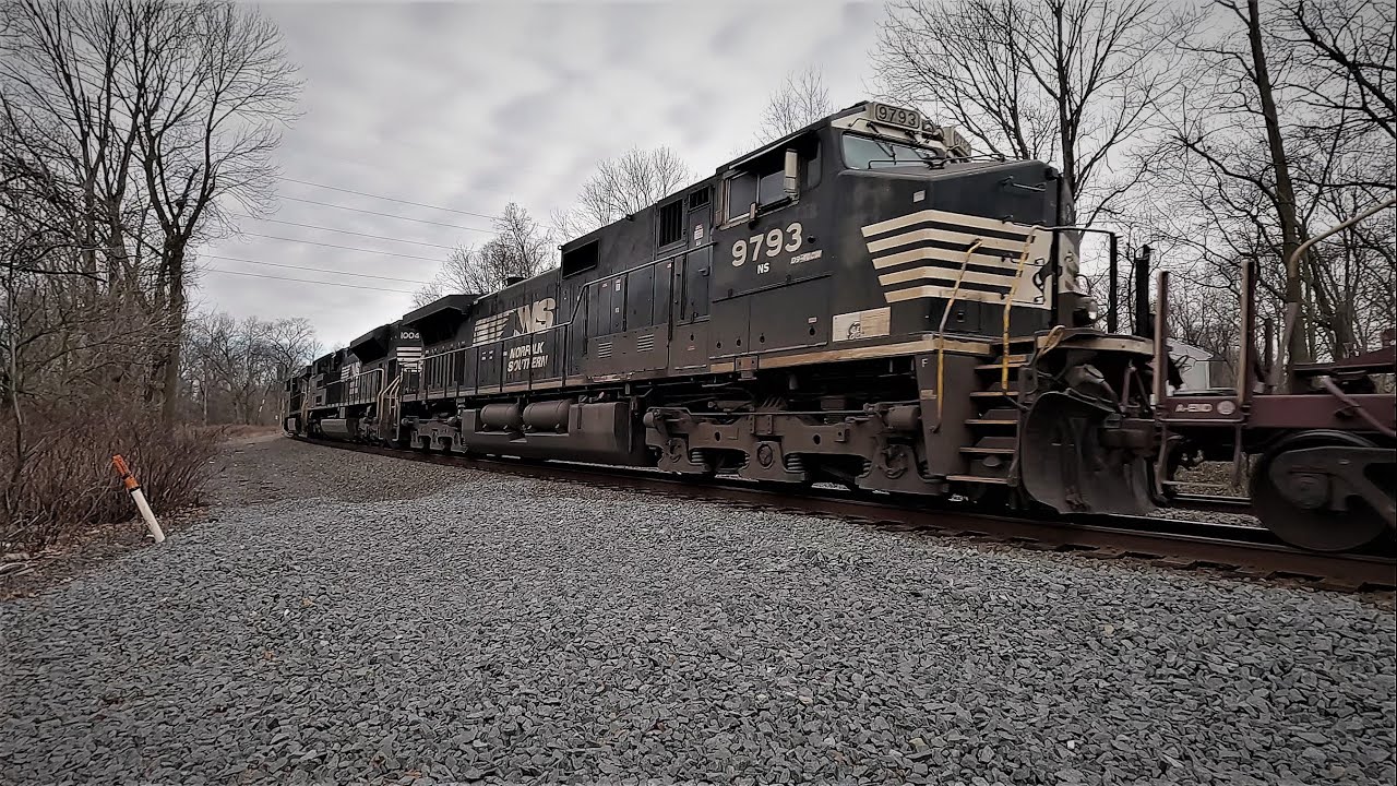 49 MPH ! NS Triple Mix Locomotives Flyin !! #7632 leading #1004 and ...