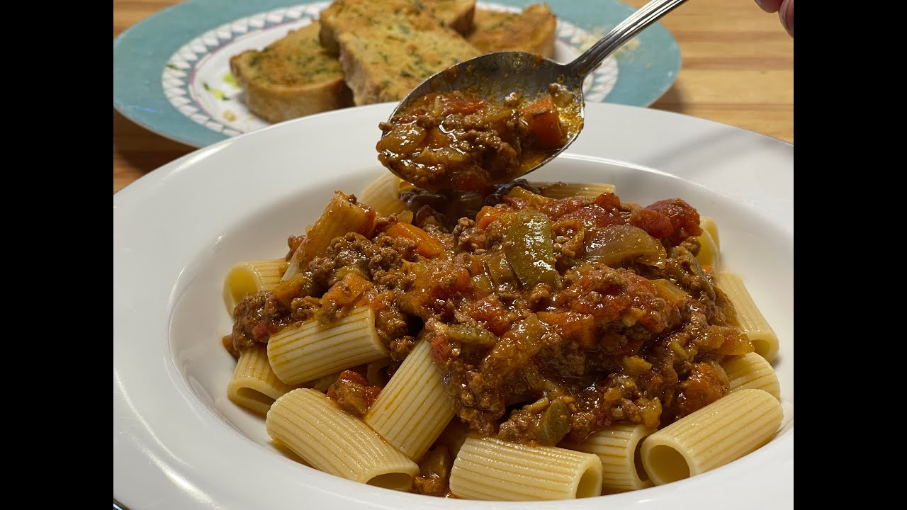 SAUCE À SPAGHETTI ÉPICÉE À LA CHAIRE DE SAUCISSE ITALIENNE À LA ...