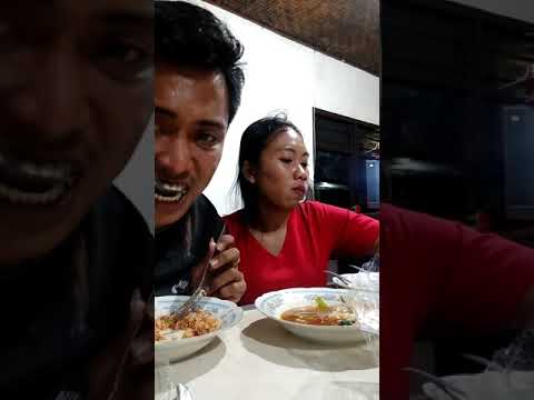 Kemesraan ini .. Cewe nya asik bgt makan sampai kluar keringet hot #hot #nasigoreng #capcai