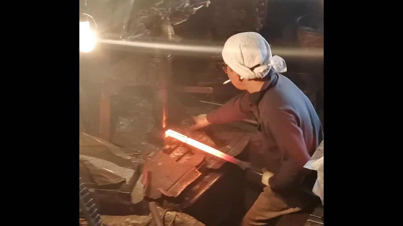 和包丁鍛造工程 Hammering Process of Japanese Forged Knives - YouTube