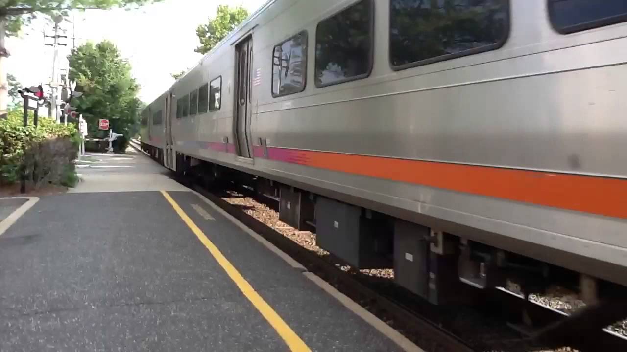 Pl42ac 4000 arriving into Hillsdale - YouTube