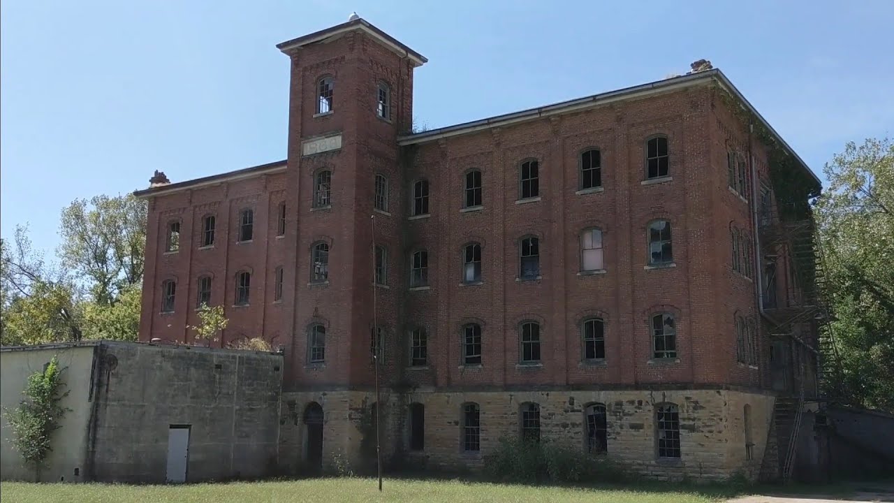 Exploring an Abandoned Shoe Factory | Warsaw Illinois - YouTube