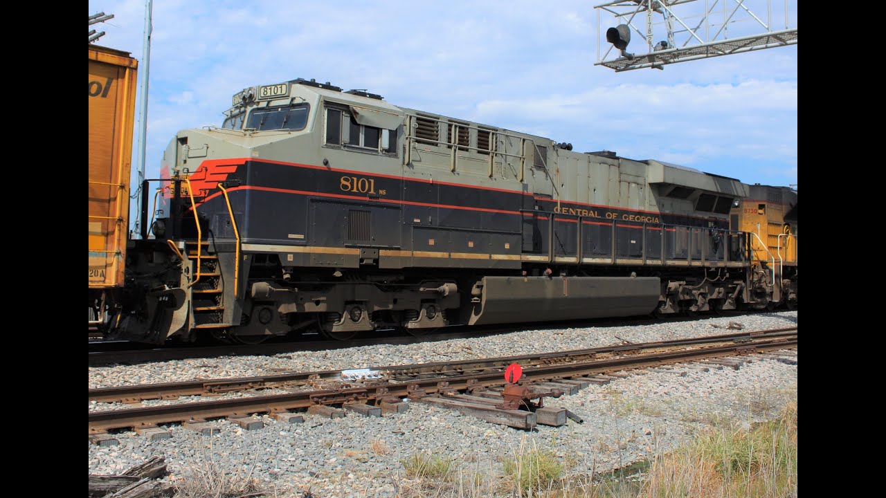 2 Trains on the UP Dallas Sub Featuring NS 8101 - YouTube