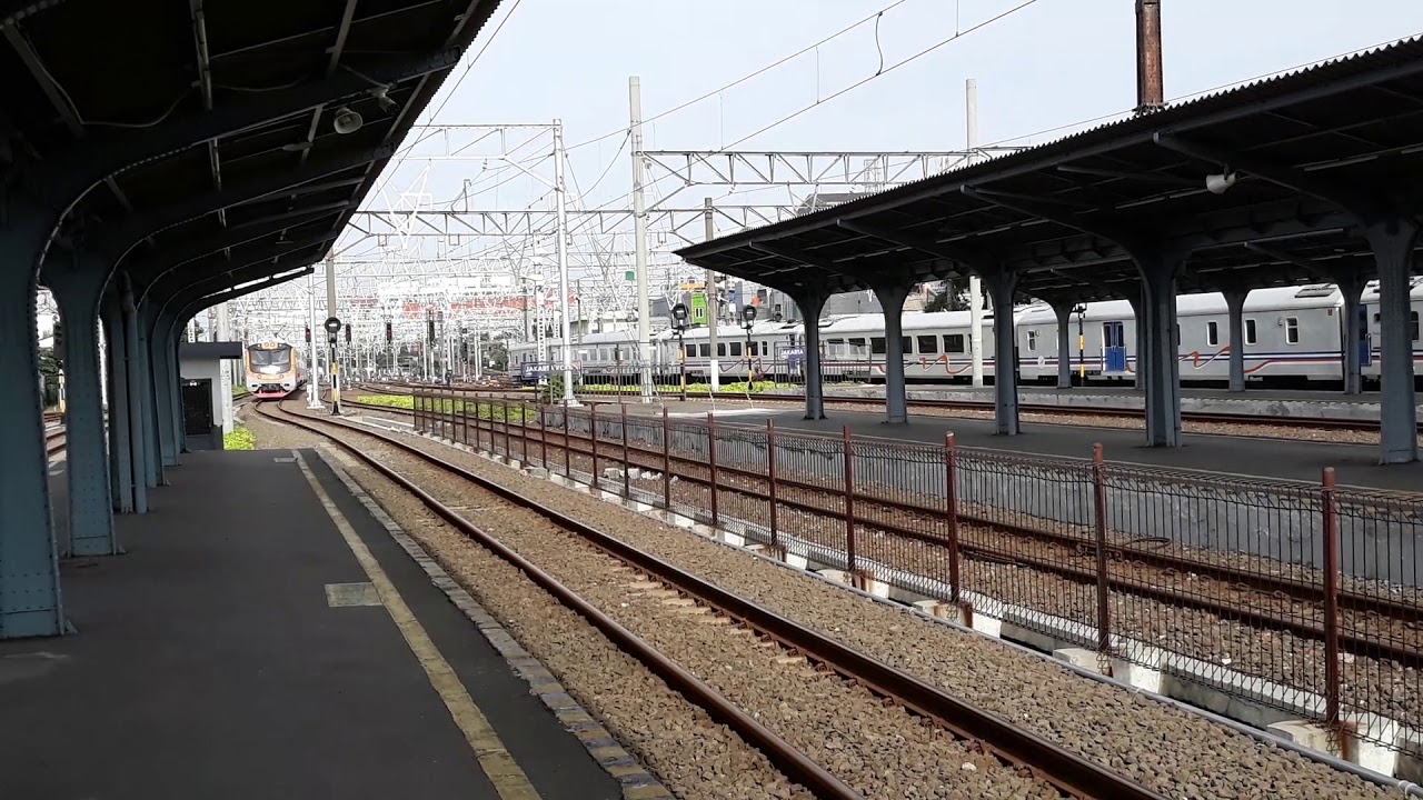 KRL KFW I900 made In INKA akan memasuki stasiun Jakarta Kota - YouTube