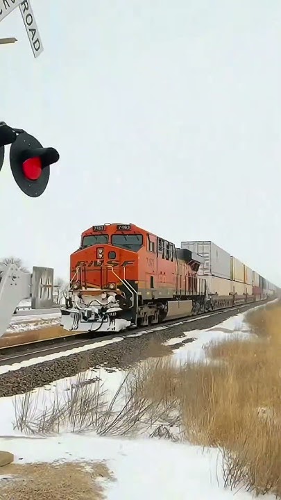 BNSF DPU Blasting Through Waterman - YouTube