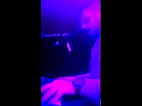 2015 yanımda sen olmayınca mesut izgi muhteşem bir ses...