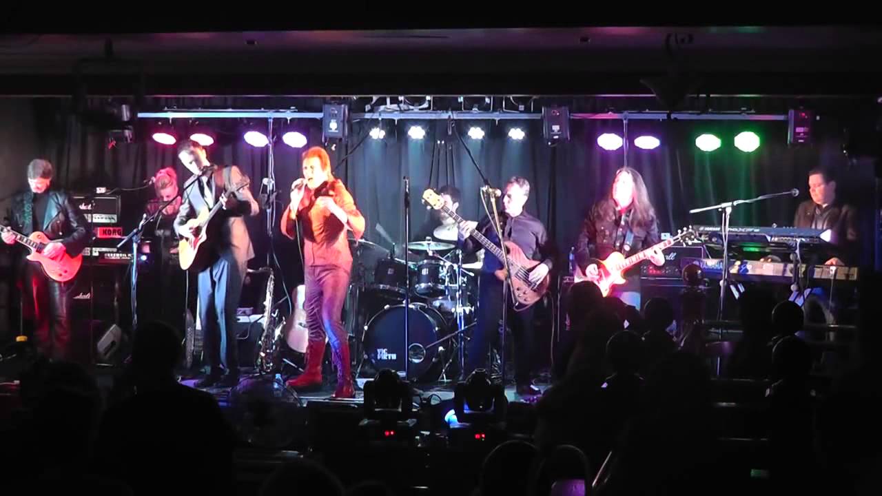 Ultimate Bowie - Star/Hang On To Yourself (live) - YouTube