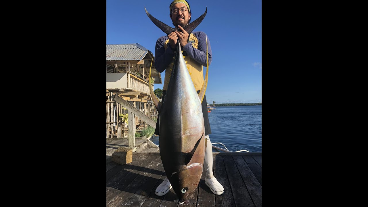 FIGHTING A 46KG TUNA! BLOODY TUNA! - YouTube