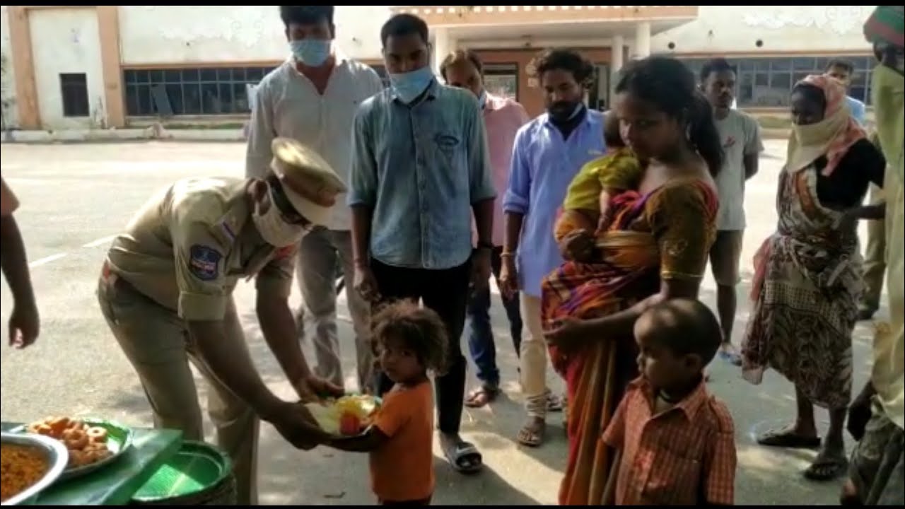 కరోనా కష్ట కాలంలో అమ్మ ఫౌండేషన్ సేవలు అభినందనీయం.. - జనగామ ASI మనోహర్ ...