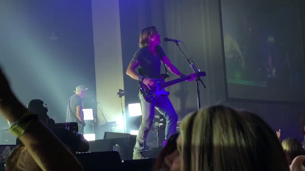 Keith Urban - Drop Top / Cop Car Charlotte NC 7/28/18 - YouTube