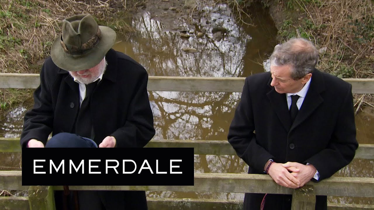 Emmerdale - Sandy and Ashley Say Goodbye to Edna - YouTube