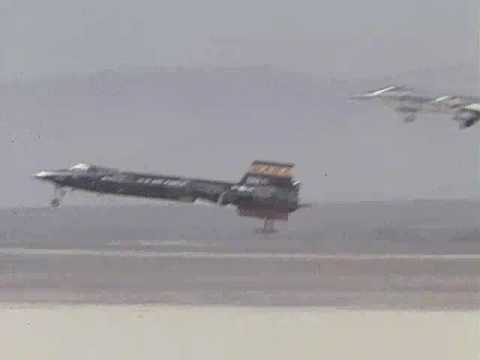 X-15 Landing on Rogers Dry Lake - YouTube