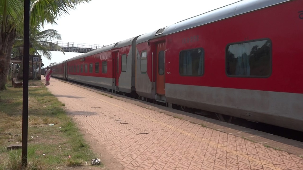 22413 MADGAON - HAZRAT NIZAMUDDIN RAJDHANI EXPRESS ENTERING KUDAL ...