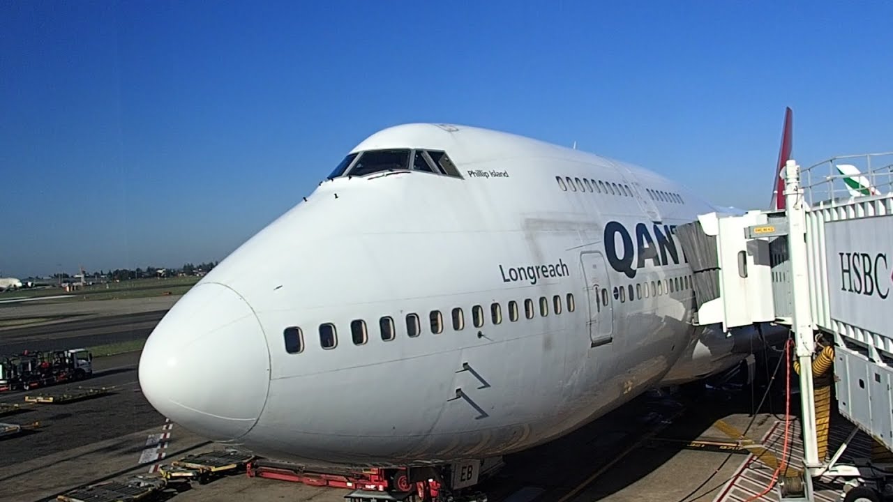 Qantas Tokyo Haneda to Sydney - B747 Business Class Upper Deck - YouTube