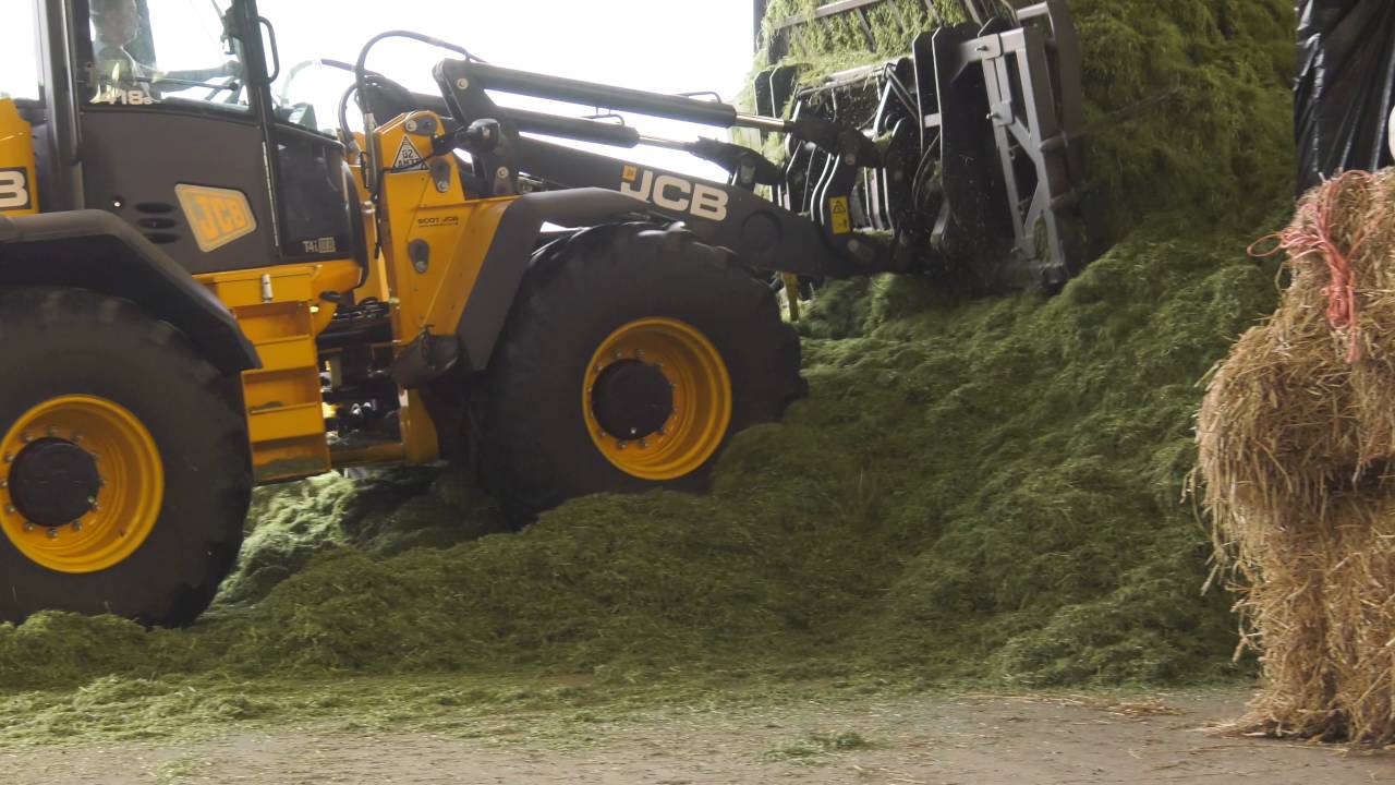 Silaging with a Claas Jaguar 950 - YouTube