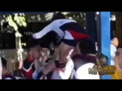 porrista estrella su trasero en la cara de su compañero XD