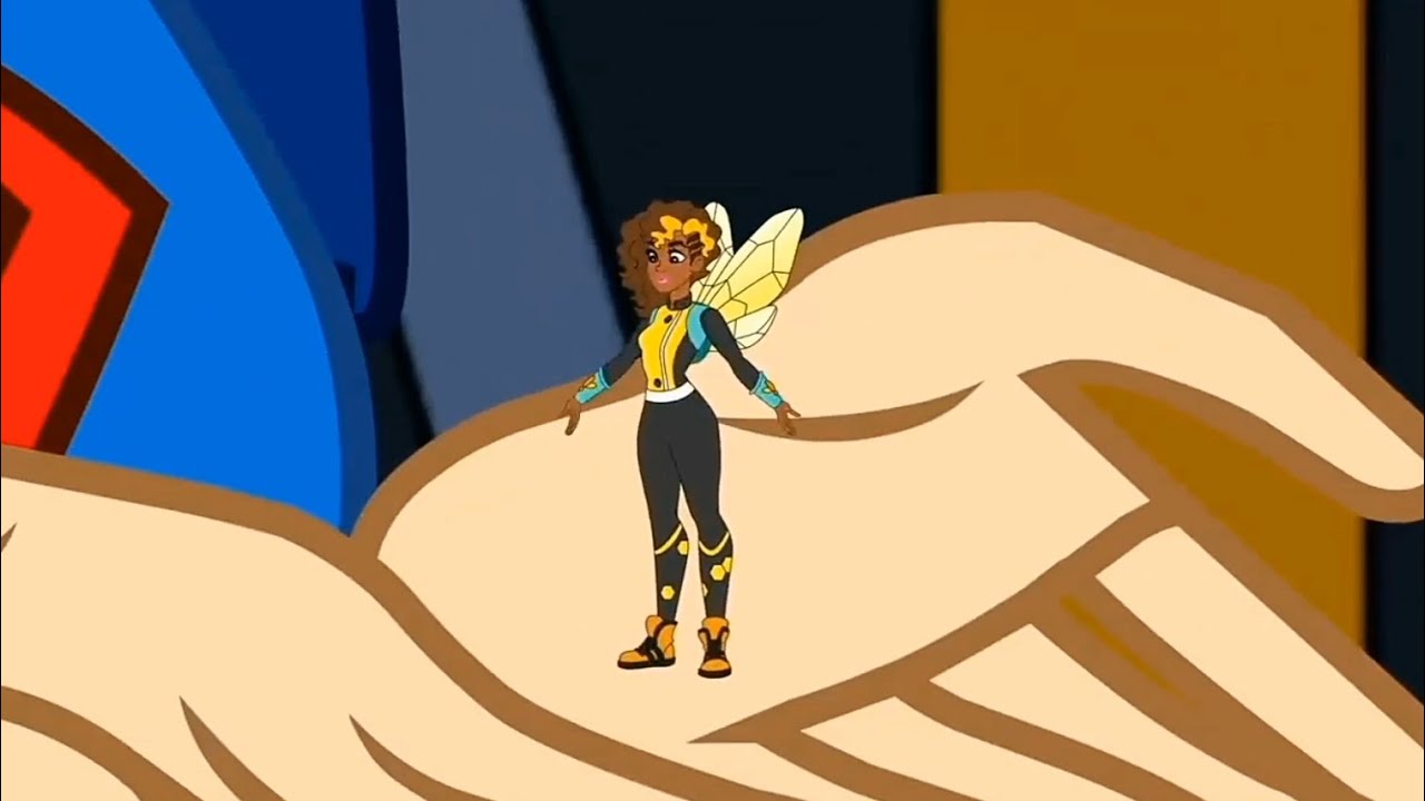 Super Girl Holds Bumblebee From Dc Super Hero Girls [para Giantess