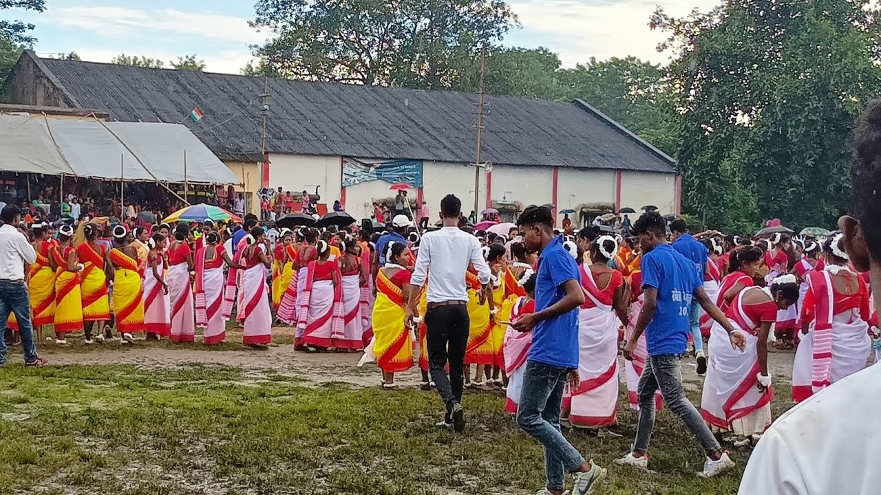 Phusro girl dance in football ground karma song karglli - YouTube