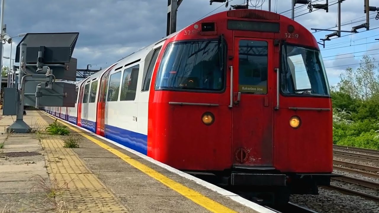 London Underground '72 stock departing South Kenton - YouTube
