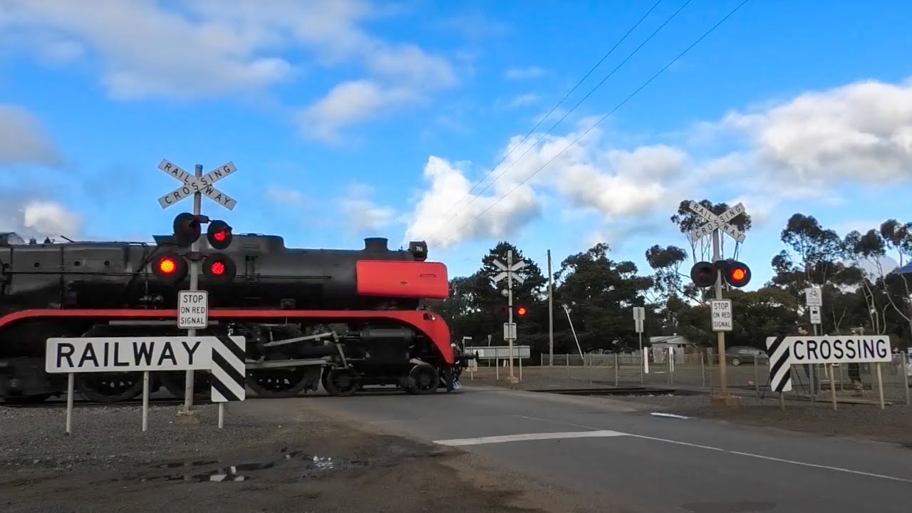 Russell St, Lethbridge, Vic | V/Line Railway Crossing - YouTube