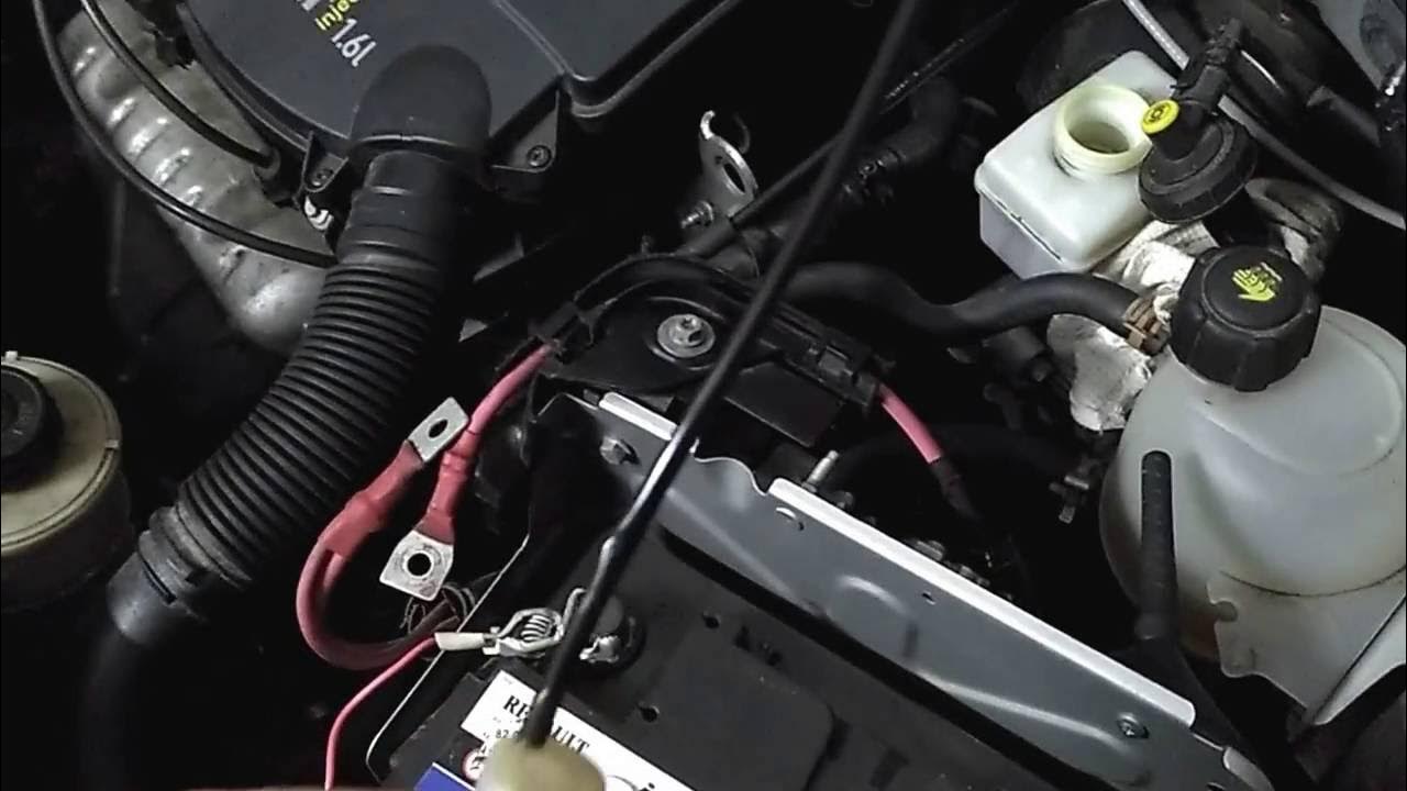 Рено Логан. Замена тормозной жидкости. Зарядка аккумулятора. - YouTube