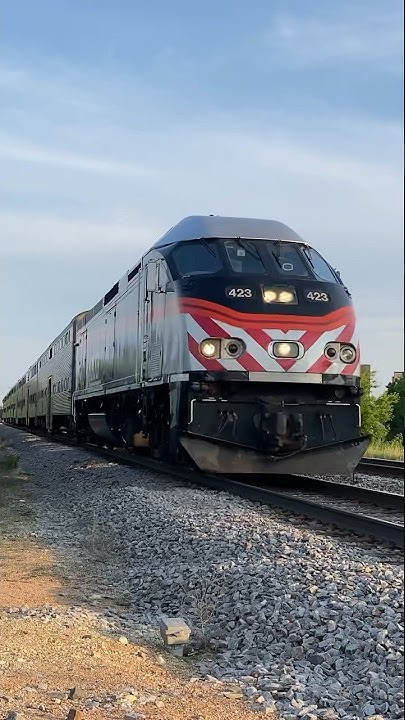 Metra 423 arrives at Mayfair - YouTube