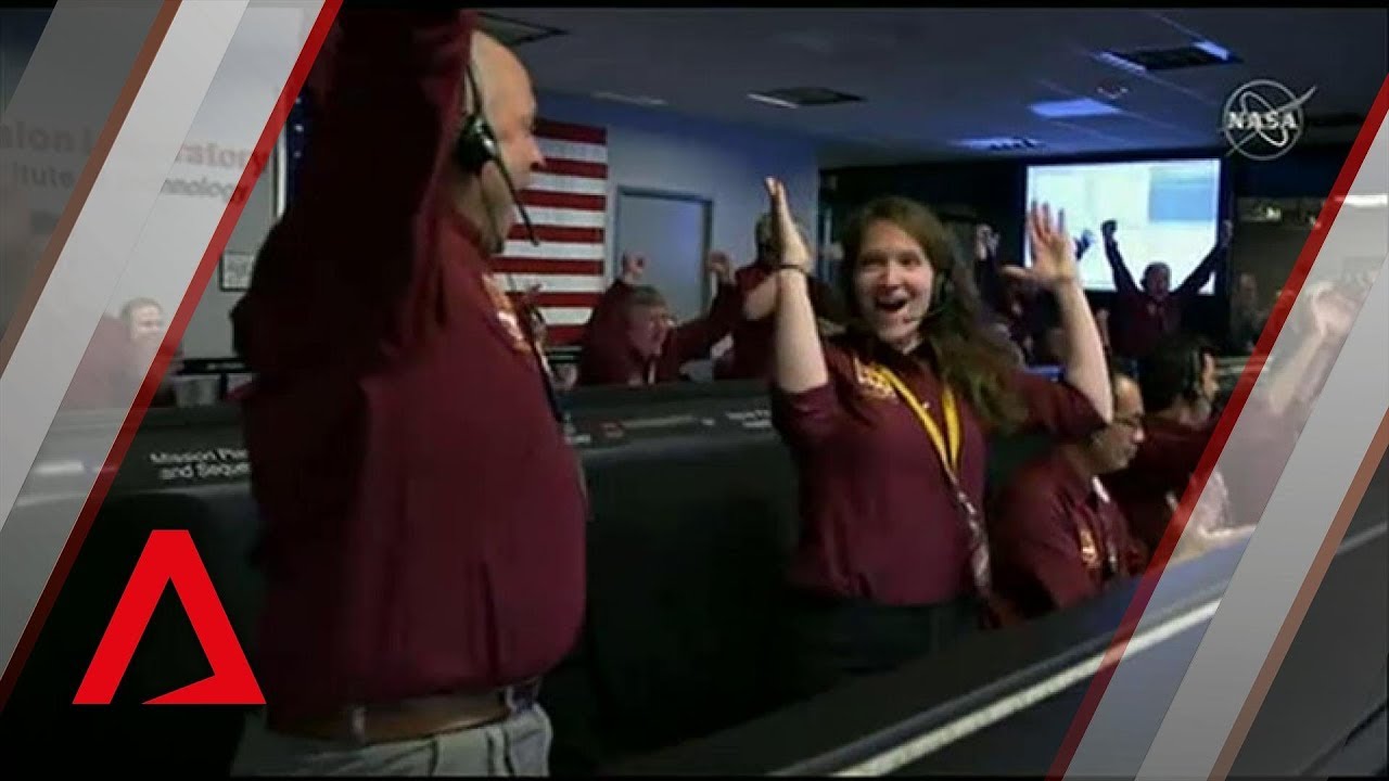 Cheers as NASA’s InSight spacecraft touches down on Mars - YouTube