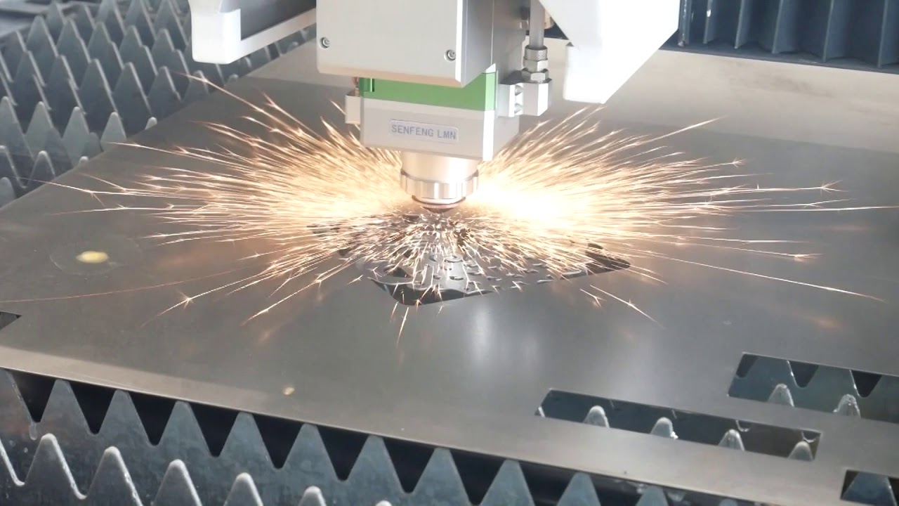 Pálení na našem laseru 2Kw LM3015G .... Alcove-tech - YouTube