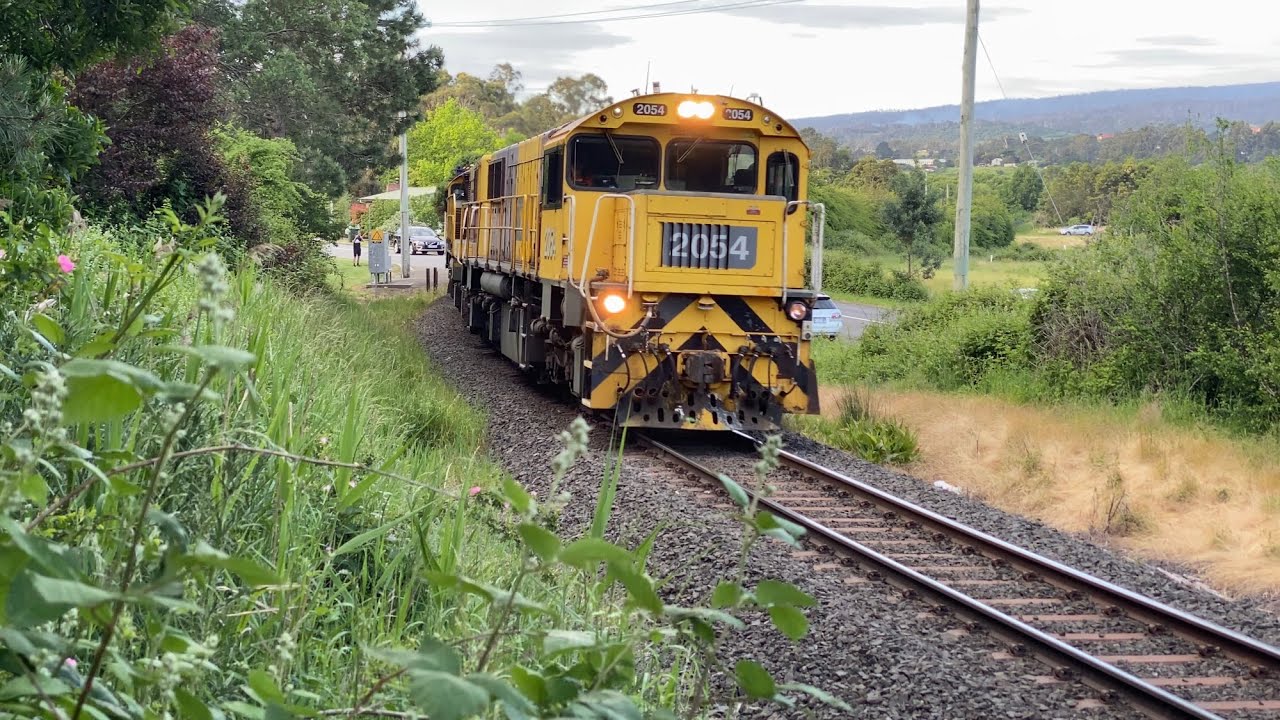 Tasrail#33 2054 2051 container empty log train Glenwood road - YouTube
