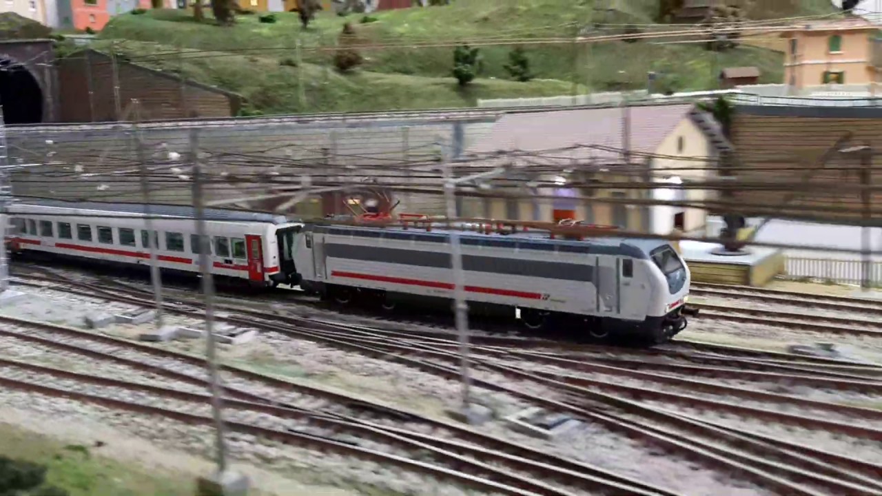 Locomotiva Fs E402 173 HR Rivarossi al traino di un IC Sun, carrozze ...