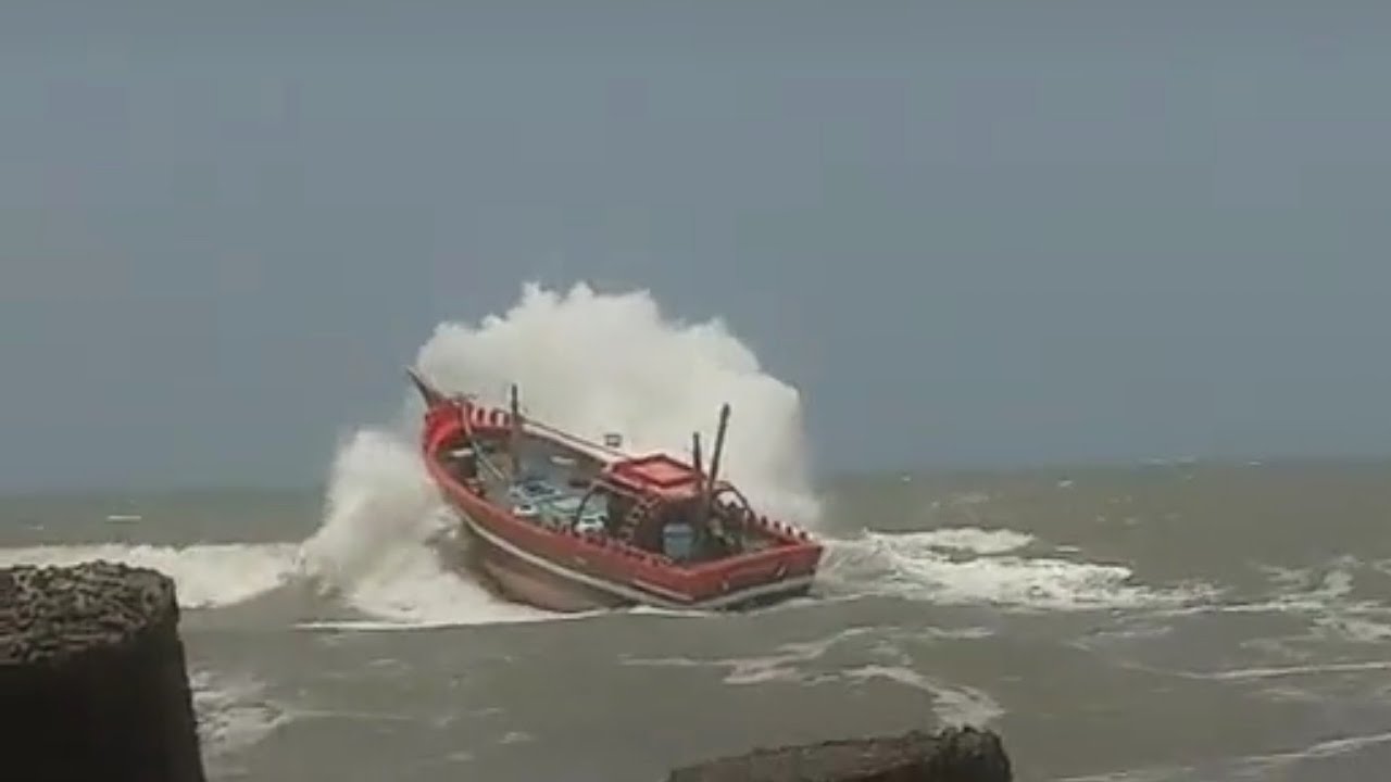 Live Indian Fishing Bot Going to Vanakabara Port - YouTube