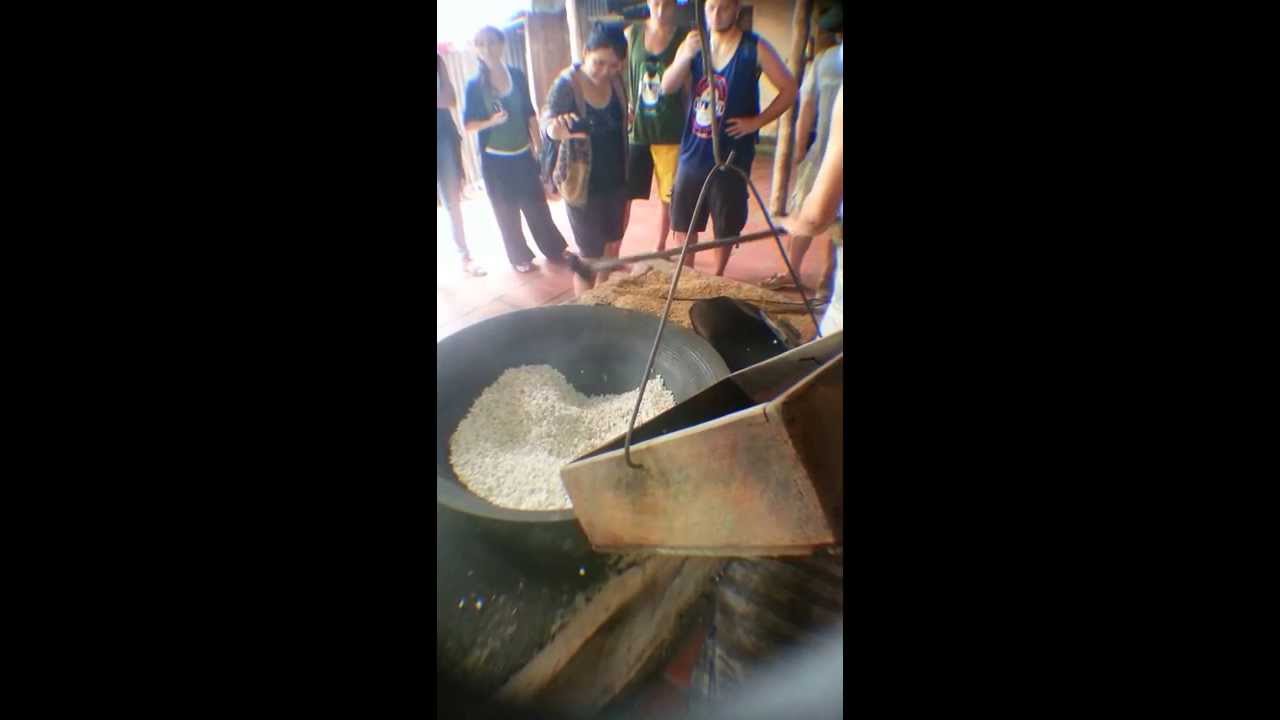 pembuatan bertih beras di sg. mekong, vietnam - YouTube