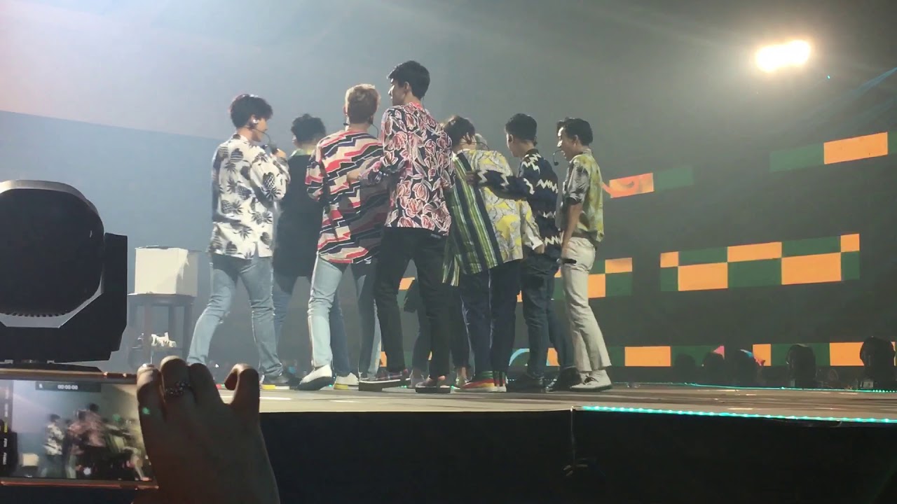 EXO - [FANCAM] lucky fans in music bank jakarta - YouTube