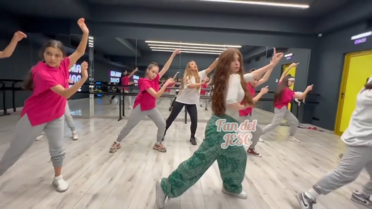 Maléna (🇦🇲 JESC 2021🥇) dancing to a demo version of Qami Qami (November ...