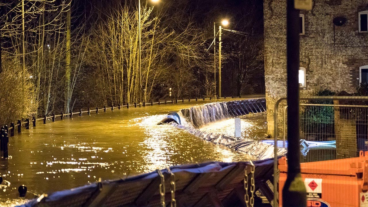 Flood defences breached in Bewdley as River Severn rises - YouTube