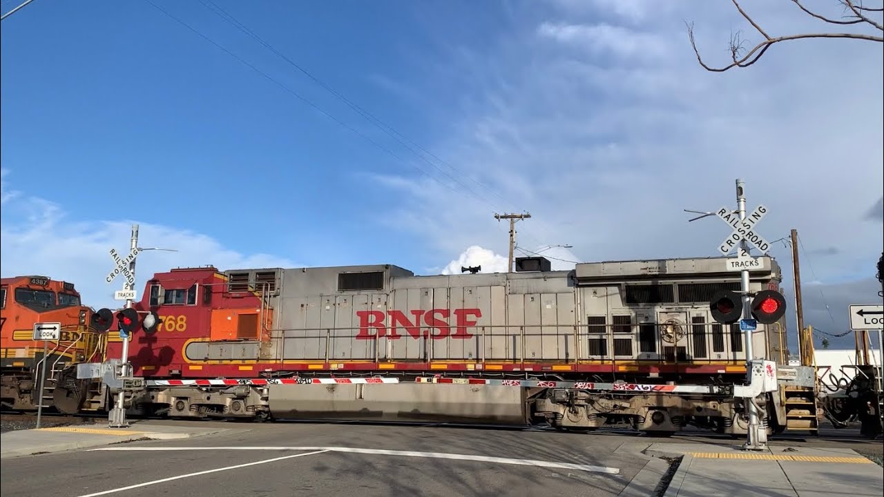 BNSF 7280 Manifest Train With Fakebonnet South - E. Market Street Railroad Crossing, Stockton CA ...