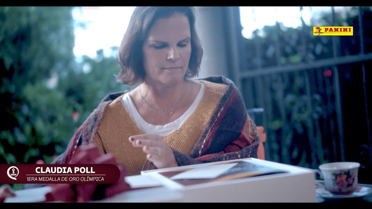 Claudia Poll #ElPrimerÁlbumPanini - YouTube