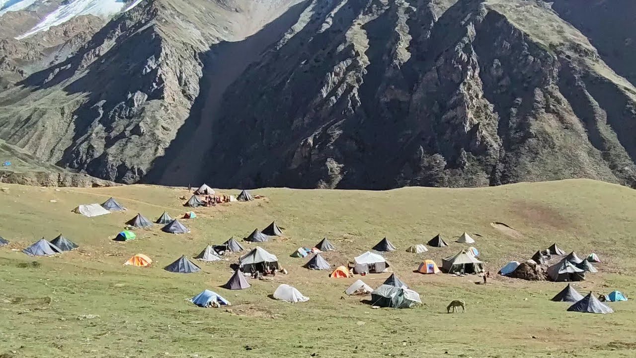 Amazing Himalayan Village Life In Snow || Himalayan Shepherds Daily ...
